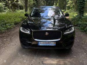 Black Jaguar F-Pace 2017 in Taurage, with an engine capacity of 2.00 L and mileage of 150 thousand km for 10900 €, photo 4 on AUTOMOTO.COM.LV