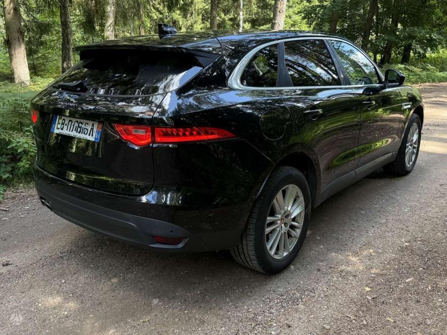 Black Jaguar F-Pace 2017 in Taurage, with an engine capacity of 2.00 L and mileage of 150 thousand km for 10900 €, photo 6 on AUTOMOTO.COM.LV