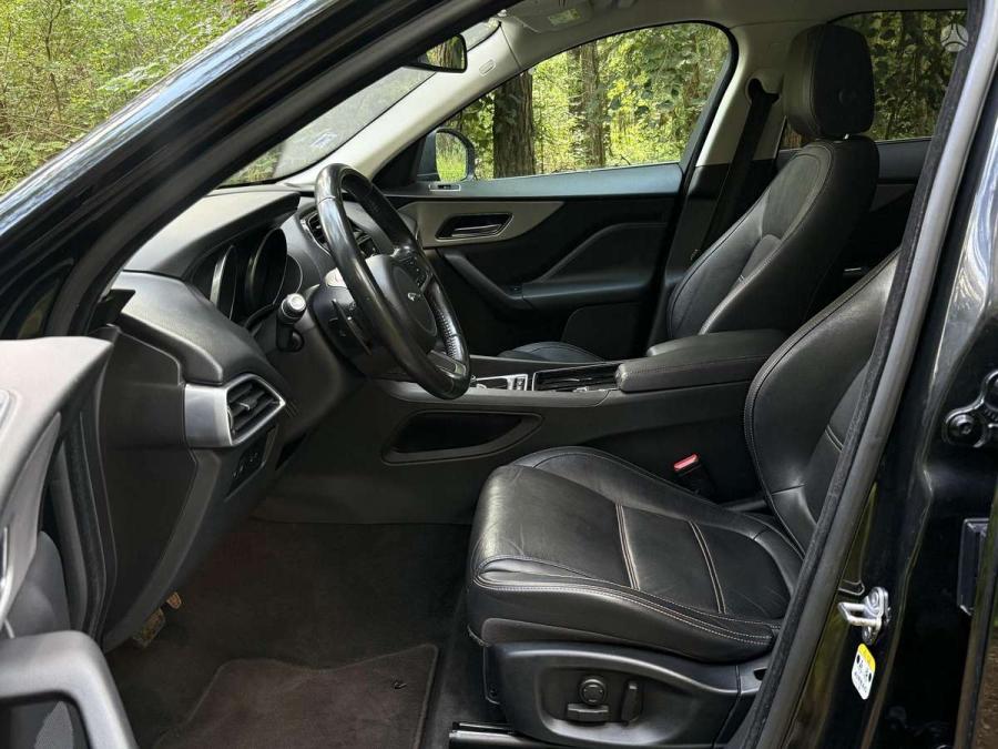 Black Jaguar F-Pace 2017 in Taurage, with an engine capacity of 2.00 L and mileage of 150 thousand km for 10900 €, photo 10 on AUTOMOTO.COM.LV
