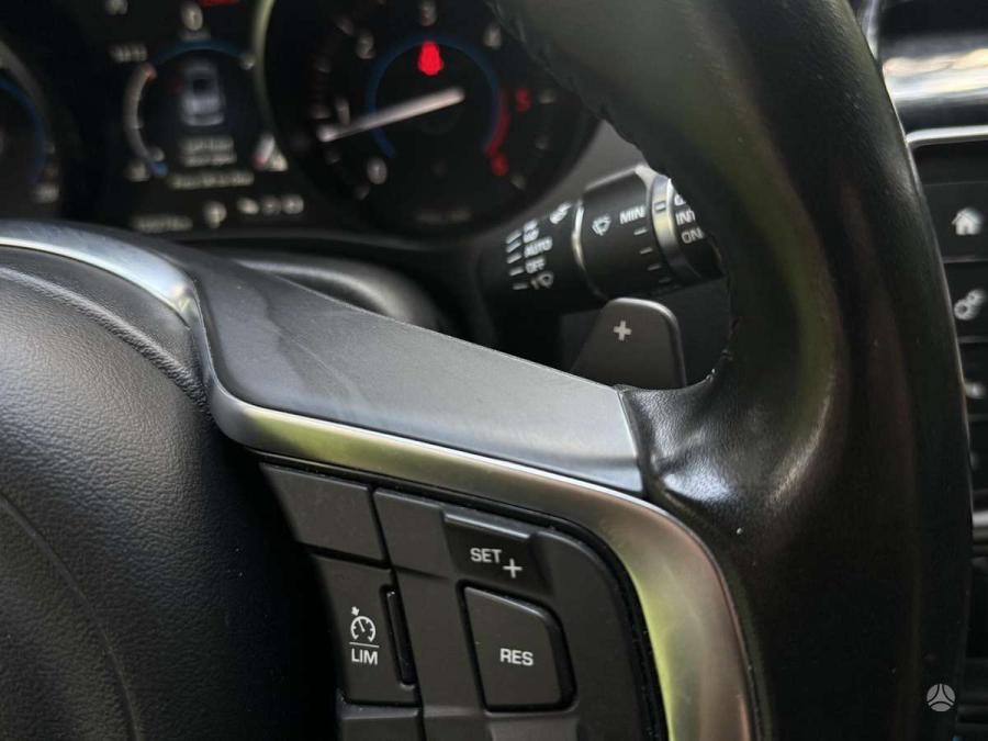 Black Jaguar F-Pace 2017 in Taurage, with an engine capacity of 2.00 L and mileage of 150 thousand km for 10900 €, photo 14 on AUTOMOTO.COM.LV