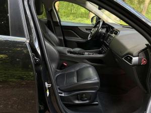 Black Jaguar F-Pace 2017 in Taurage, with an engine capacity of 2.00 L and mileage of 150 thousand km for 10900 €, photo 16 on AUTOMOTO.COM.LV