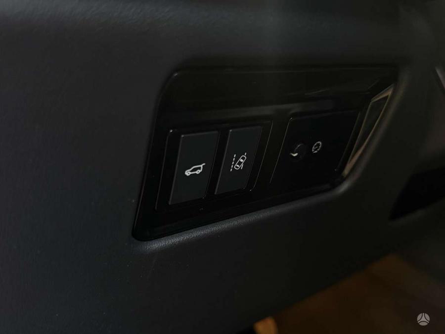 Black Jaguar F-Pace 2017 in Taurage, with an engine capacity of 2.00 L and mileage of 150 thousand km for 10900 €, photo 20 on AUTOMOTO.COM.LV