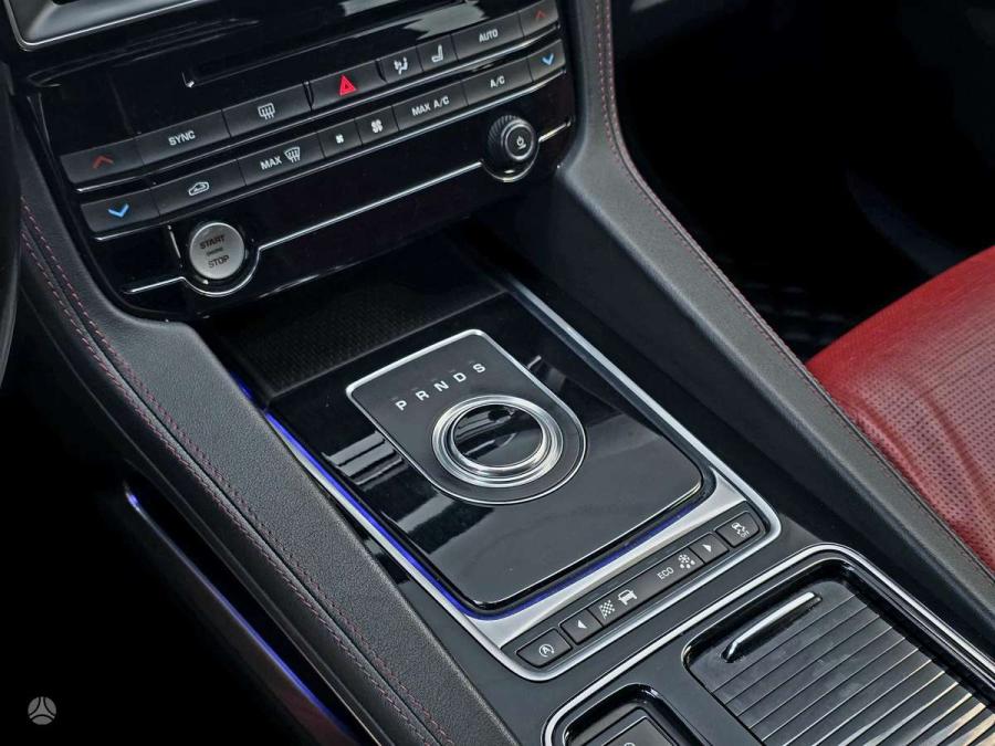 Melns Jaguar F-Pace 2017 Šauļi, ar dzinēja tilpumu 2.99 L un nobraukumu 117 tūkst. km par 15900 €, foto 34 vietnē AUTOMOTO.COM.LV