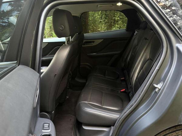 Black Jaguar F-Pace 2017 in Taurage, with an engine capacity of 2.00 L and mileage of 150 thousand km for 10900 €, photo 11 on AUTOMOTO.COM.LV