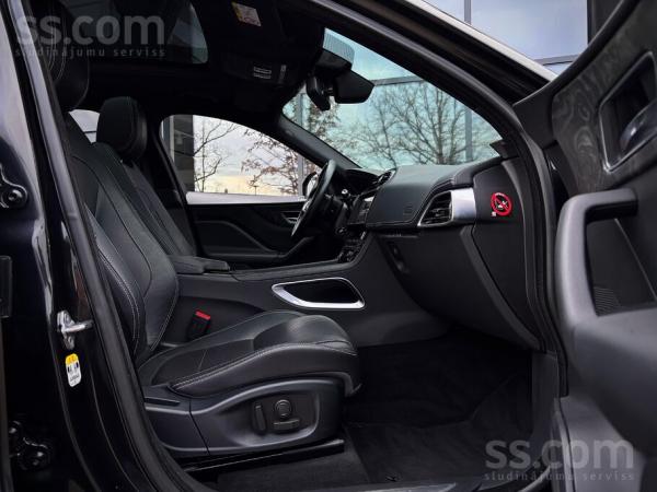 Black Jaguar F-Pace 2017 in Riga, with an engine capacity of 2.00 L and mileage of 149 thousand km for 15300 €, photo 8 on AUTOMOTO.COM.LV