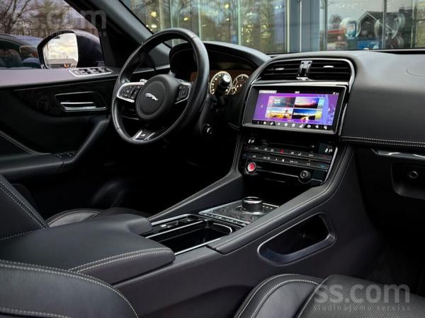 Black Jaguar F-Pace 2017 in Riga, with an engine capacity of 2.00 L and mileage of 149 thousand km for 15300 €, photo 10 on AUTOMOTO.COM.LV