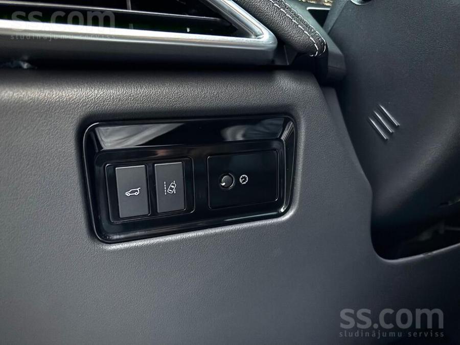 Black Jaguar F-Pace 2017 in Riga, with an engine capacity of 2.00 L and mileage of 149 thousand km for 15300 €, photo 16 on AUTOMOTO.COM.LV