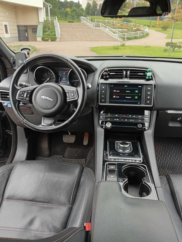 Melns Jaguar F-Pace 2017 Viļņa, ar dzinēja tilpumu 2.00 L un nobraukumu 150 tūkst. km par 10400 €, foto 9 vietnē AUTOMOTO.COM.LV