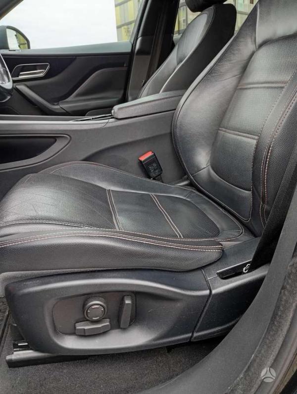 Melns Jaguar F-Pace 2017 Viļņa, ar dzinēja tilpumu 2.00 L un nobraukumu 150 tūkst. km par 10400 €, foto 11 vietnē AUTOMOTO.COM.LV