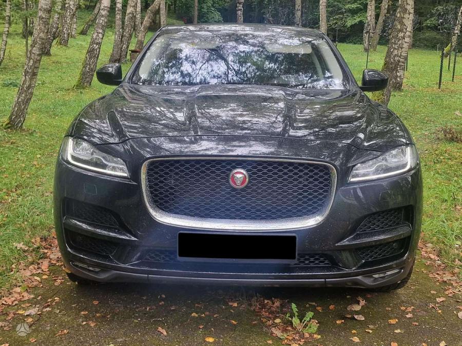 Black Jaguar F-Pace 2017 in Rietavas, with an engine capacity of 2.00 L and mileage of 180 thousand km for 12999 €, photo 6 on AUTOMOTO.COM.LV