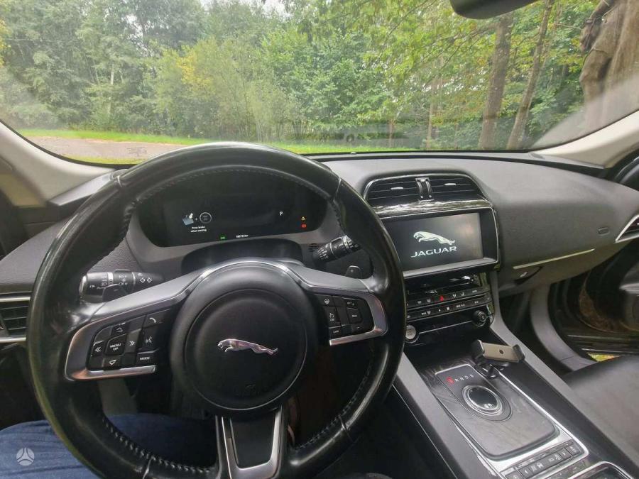 Black Jaguar F-Pace 2017 in Rietavas, with an engine capacity of 2.00 L and mileage of 180 thousand km for 12999 €, photo 15 on AUTOMOTO.COM.LV