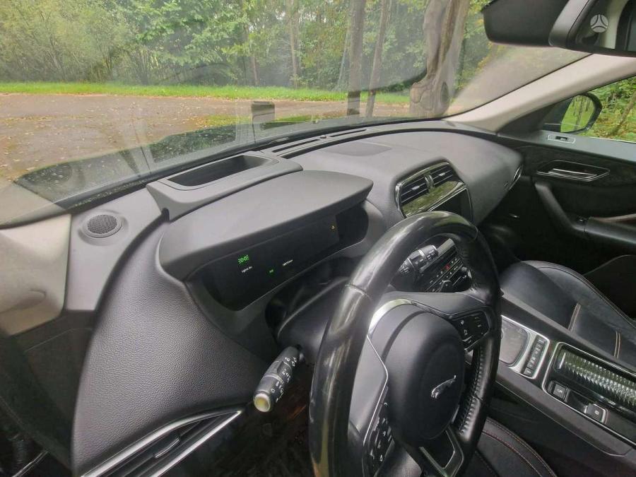 Black Jaguar F-Pace 2017 in Rietavas, with an engine capacity of 2.00 L and mileage of 180 thousand km for 12999 €, photo 16 on AUTOMOTO.COM.LV