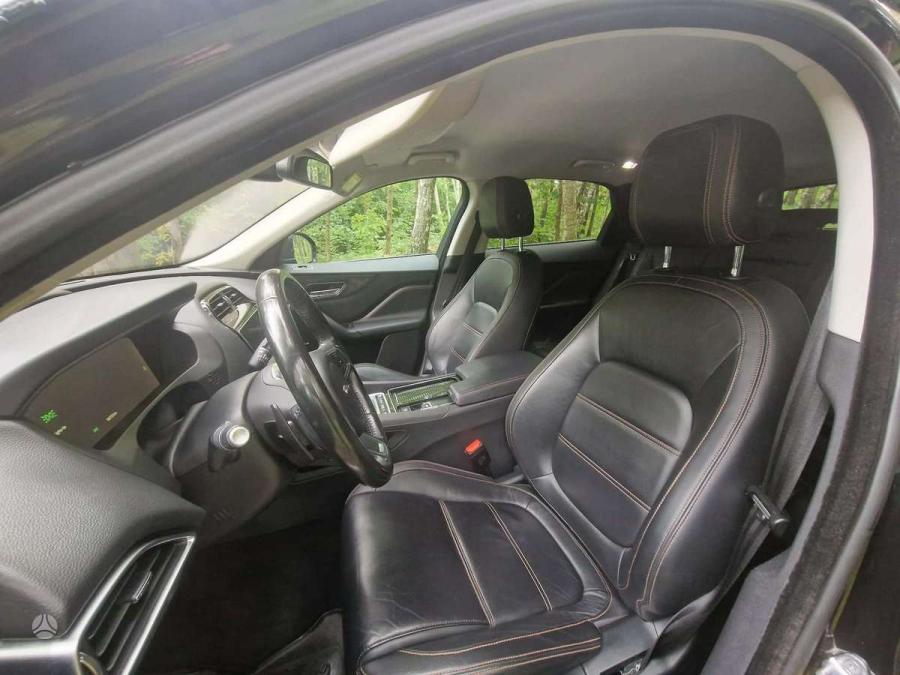 Black Jaguar F-Pace 2017 in Rietavas, with an engine capacity of 2.00 L and mileage of 180 thousand km for 12999 €, photo 18 on AUTOMOTO.COM.LV