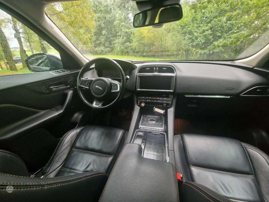 Black Jaguar F-Pace 2017 in Rietavas, with an engine capacity of 2.00 L and mileage of 180 thousand km for 12999 €, photo 20 on AUTOMOTO.COM.LV