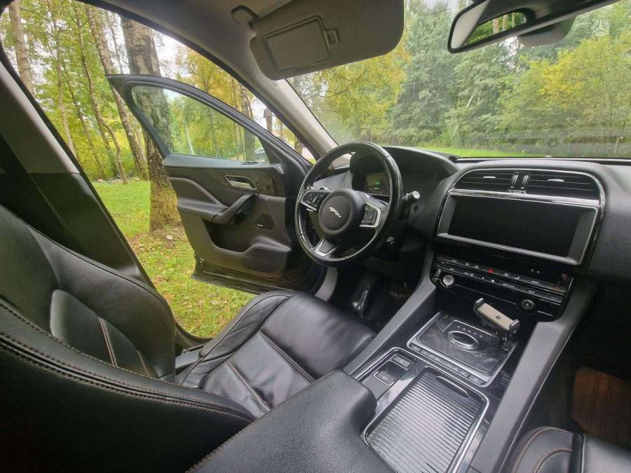 Black Jaguar F-Pace 2017 in Rietavas, with an engine capacity of 2.00 L and mileage of 180 thousand km for 12999 €, photo 22 on AUTOMOTO.COM.LV