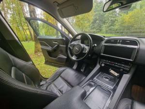 Black Jaguar F-Pace 2017 in Rietavas, with an engine capacity of 2.00 L and mileage of 180 thousand km for 12999 €, photo 23 on AUTOMOTO.COM.LV
