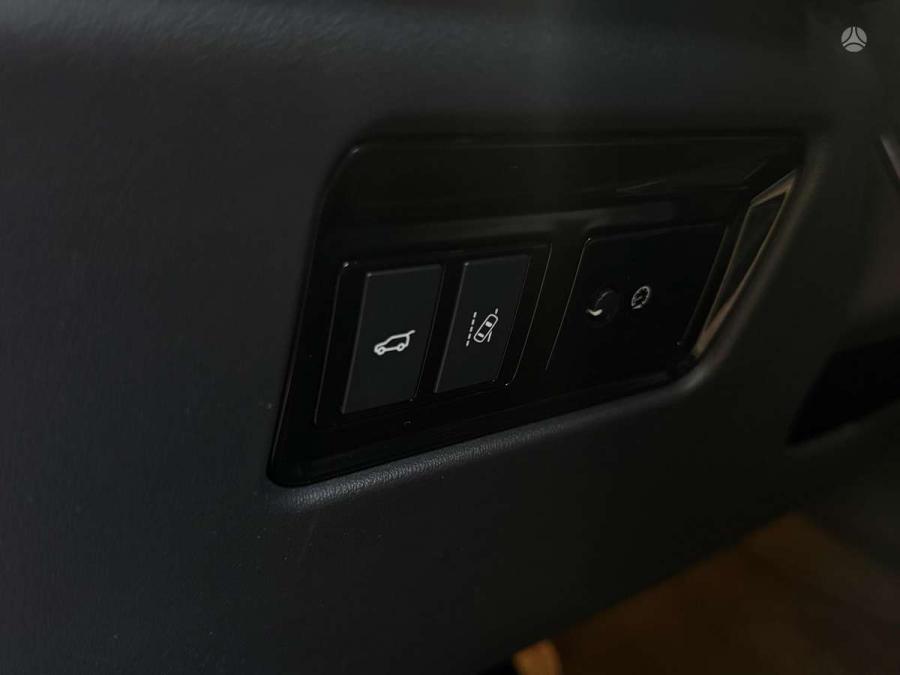 Black Jaguar F-Pace 2017 in Taurage, with an engine capacity of 2.00 L and mileage of 150 thousand km for 10900 €, photo 21 on AUTOMOTO.COM.LV