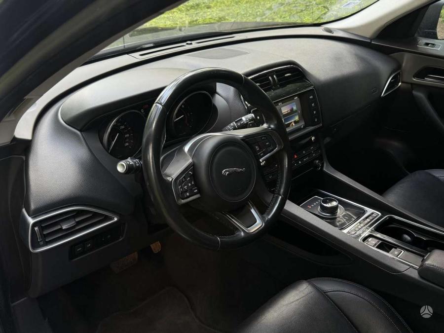 Black Jaguar F-Pace 2017 in Taurage, with an engine capacity of 2.00 L and mileage of 150 thousand km for 10900 €, photo 13 on AUTOMOTO.COM.LV