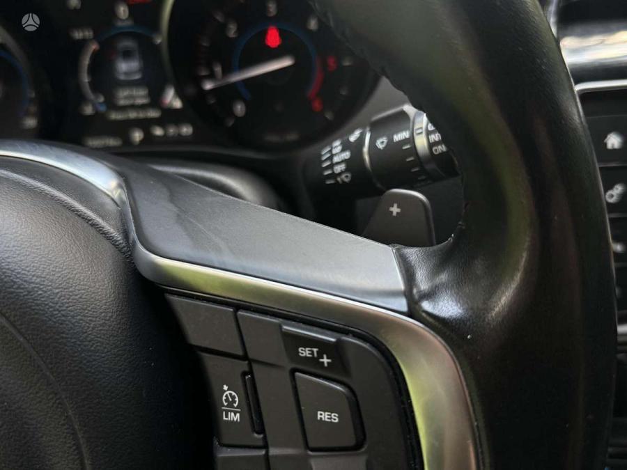 Black Jaguar F-Pace 2017 in Taurage, with an engine capacity of 2.00 L and mileage of 150 thousand km for 10900 €, photo 15 on AUTOMOTO.COM.LV
