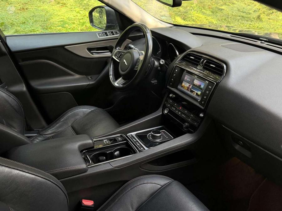 Black Jaguar F-Pace 2017 in Taurage, with an engine capacity of 2.00 L and mileage of 150 thousand km for 10900 €, photo 18 on AUTOMOTO.COM.LV