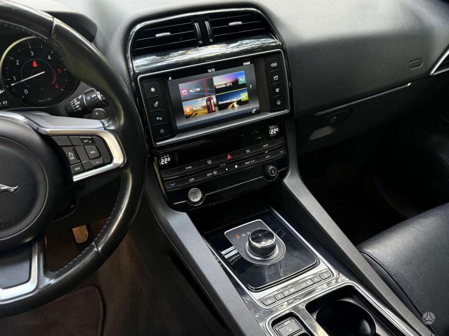 Black Jaguar F-Pace 2017 in Taurage, with an engine capacity of 2.00 L and mileage of 150 thousand km for 10900 €, photo 20 on AUTOMOTO.COM.LV