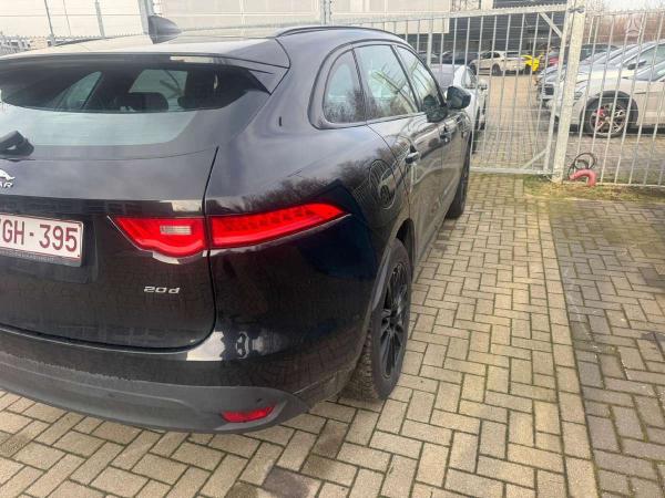 Black Jaguar F-Pace 2018 in Kaunas, with an engine capacity of 2.00 L and mileage of 190 thousand km for 8800 €, photo 3 on AUTOMOTO.COM.LV