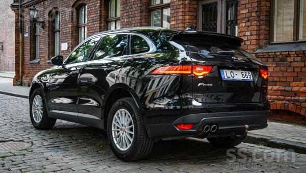 Black Jaguar F-Pace 2018 in Riga, with an engine capacity of 2.00 L and mileage of 147 thousand km for 14950 €, photo 3 on AUTOMOTO.COM.LV