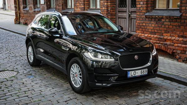 Black Jaguar F-Pace 2018 in Riga, with an engine capacity of 2.00 L and mileage of 147 thousand km for 14950 €, photo 6 on AUTOMOTO.COM.LV
