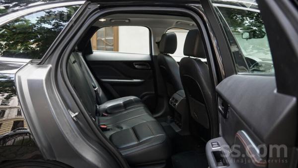 Black Jaguar F-Pace 2018 in Riga, with an engine capacity of 2.00 L and mileage of 147 thousand km for 14950 €, photo 9 on AUTOMOTO.COM.LV