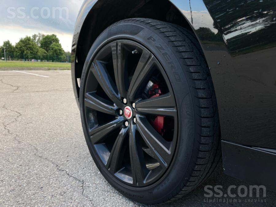 Black Jaguar F-Pace 2018 in Riga, with an engine capacity of 2.00 L and mileage of 167 thousand km for 18700 €, photo 4 on AUTOMOTO.COM.LV