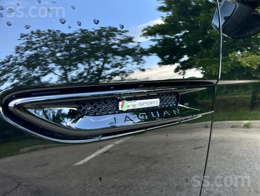 Black Jaguar F-Pace 2018 in Riga, with an engine capacity of 2.00 L and mileage of 167 thousand km for 18700 €, photo 5 on AUTOMOTO.COM.LV