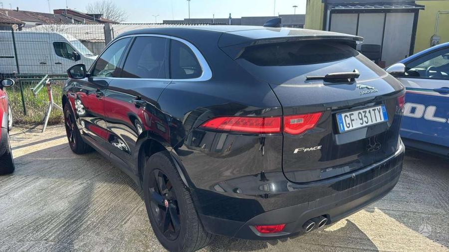 Black Jaguar F-Pace 2018 in Kaunas, with an engine capacity of 2.00 L and mileage of 200 thousand km for 6700 €, photo 3 on AUTOMOTO.COM.LV
