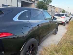 Black Jaguar F-Pace 2018 in Kaunas, with an engine capacity of 2.00 L and mileage of 200 thousand km for 6700 €, photo 7 on AUTOMOTO.COM.LV