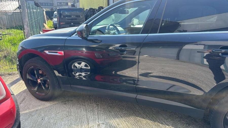 Black Jaguar F-Pace 2018 in Kaunas, with an engine capacity of 2.00 L and mileage of 200 thousand km for 6350 €, photo 6 on AUTOMOTO.COM.LV
