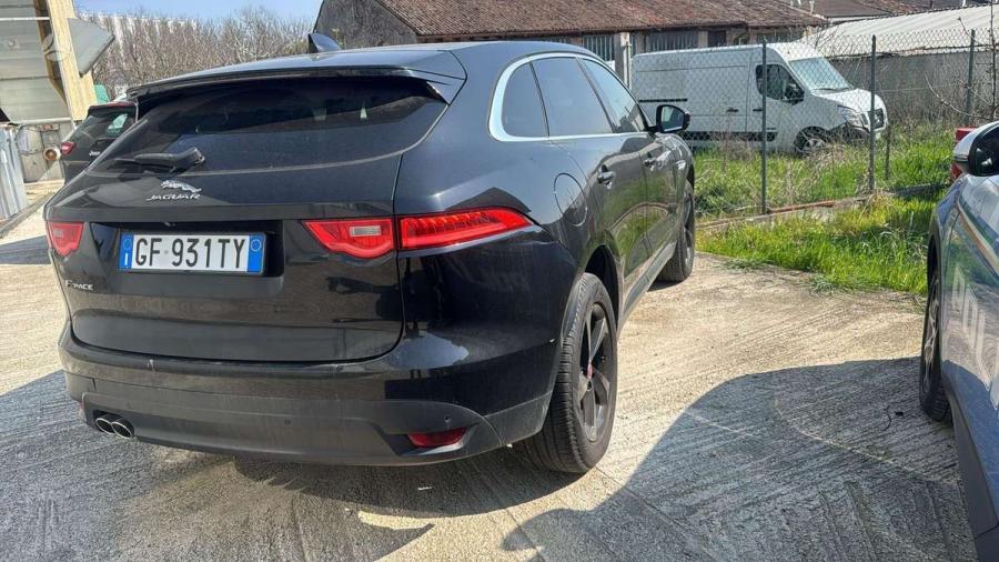 Black Jaguar F-Pace 2018 in Kaunas, with an engine capacity of 2.00 L and mileage of 200 thousand km for 6350 €, photo 8 on AUTOMOTO.COM.LV