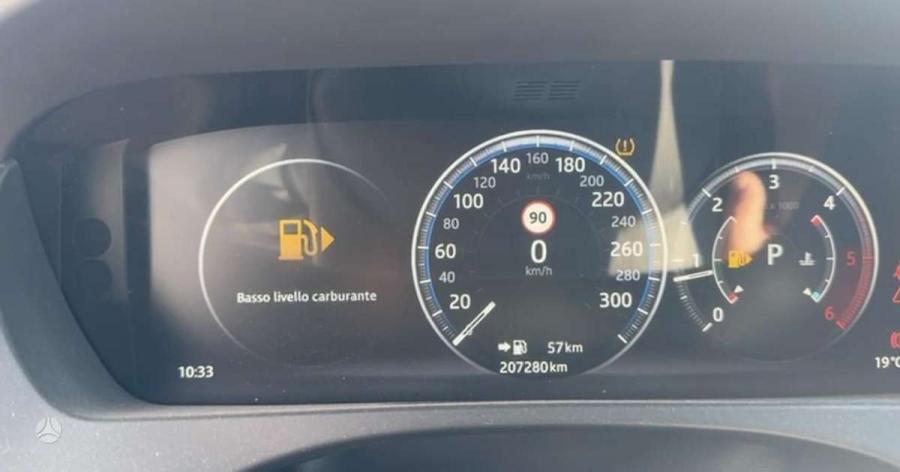 Black Jaguar F-Pace 2018 in Kaunas, with an engine capacity of 2.00 L and mileage of 200 thousand km for 6350 €, photo 14 on AUTOMOTO.COM.LV