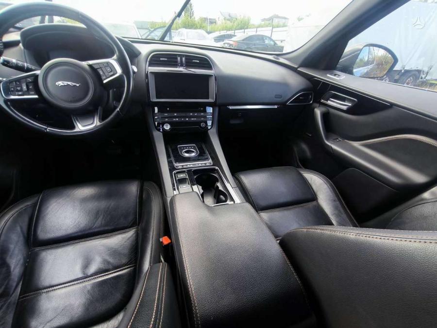 Black Jaguar F-Pace 2018 in Kaunas, with an engine capacity of 2.00 L and mileage of 200 thousand km for 6350 €, photo 15 on AUTOMOTO.COM.LV