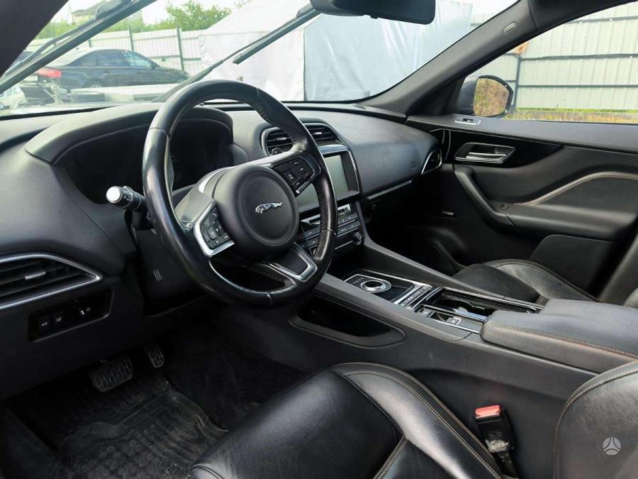 Black Jaguar F-Pace 2018 in Kaunas, with an engine capacity of 2.00 L and mileage of 200 thousand km for 6350 €, photo 17 on AUTOMOTO.COM.LV