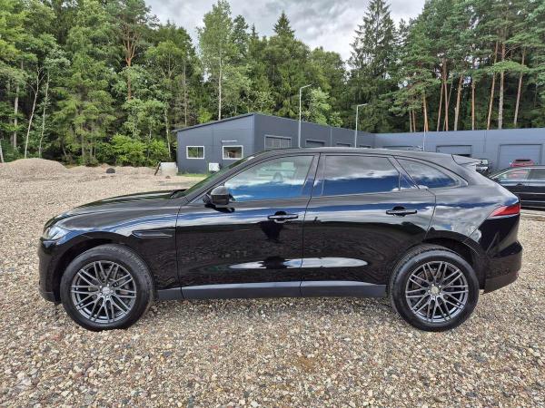 Black Jaguar F-Pace 2018 in Utena, with an engine capacity of 2.00 L and mileage of 141 thousand km for 12490 €, photo 5 on AUTOMOTO.COM.LV