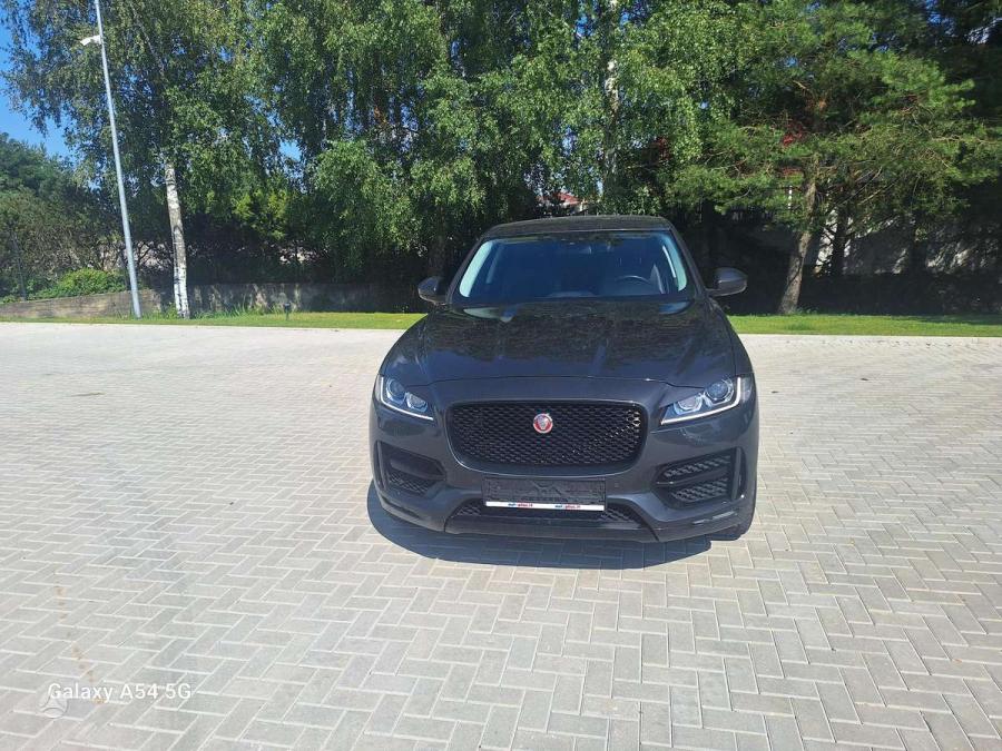 Black Jaguar F-Pace 2018 in Kaunas, with an engine capacity of 2.00 L and mileage of 189 thousand km for 12350 €, photo 6 on AUTOMOTO.COM.LV