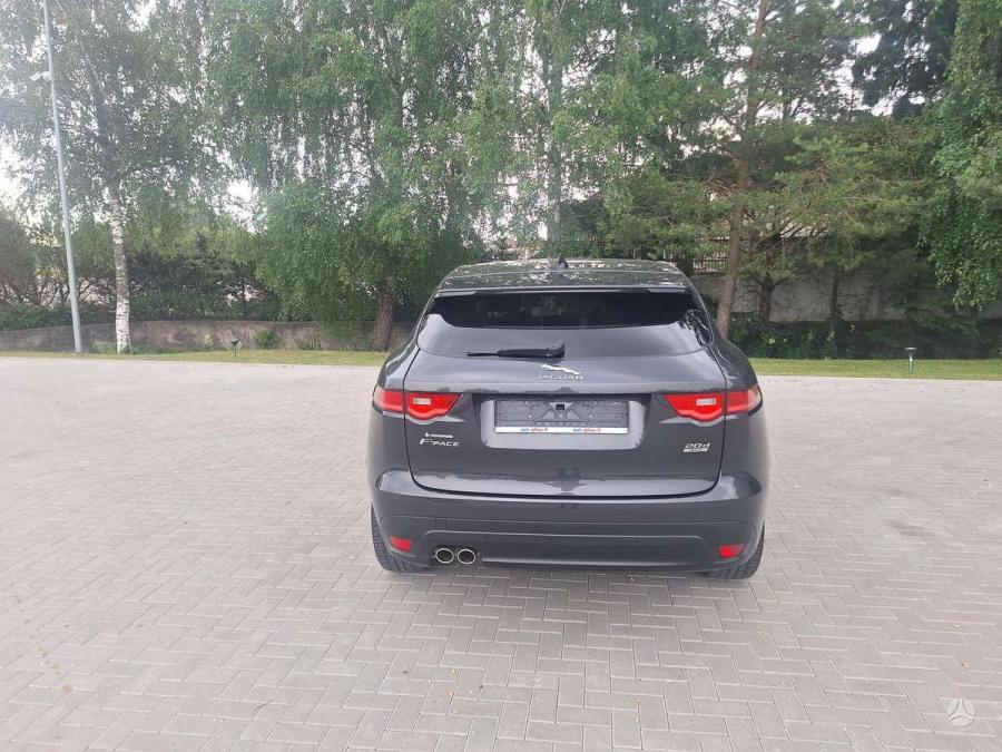 Black Jaguar F-Pace 2018 in Kaunas, with an engine capacity of 2.00 L and mileage of 189 thousand km for 12350 €, photo 11 on AUTOMOTO.COM.LV
