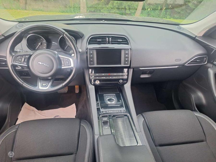 Black Jaguar F-Pace 2018 in Kaunas, with an engine capacity of 2.00 L and mileage of 189 thousand km for 12350 €, photo 14 on AUTOMOTO.COM.LV