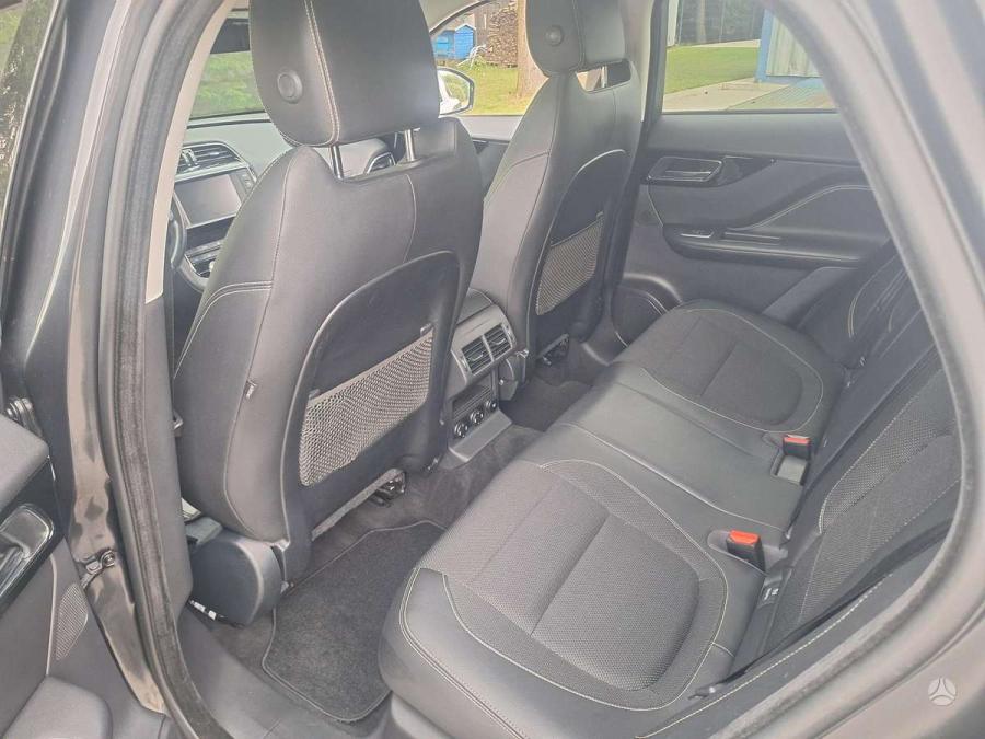 Black Jaguar F-Pace 2018 in Kaunas, with an engine capacity of 2.00 L and mileage of 189 thousand km for 12350 €, photo 18 on AUTOMOTO.COM.LV