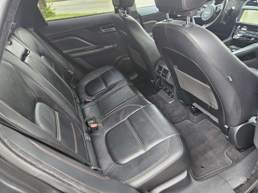 Melns Jaguar F-Pace 2018 Šauļi, ar dzinēja tilpumu 2.00 L un nobraukumu 224 tūkst. km par 13450 €, foto 15 vietnē AUTOMOTO.COM.LV