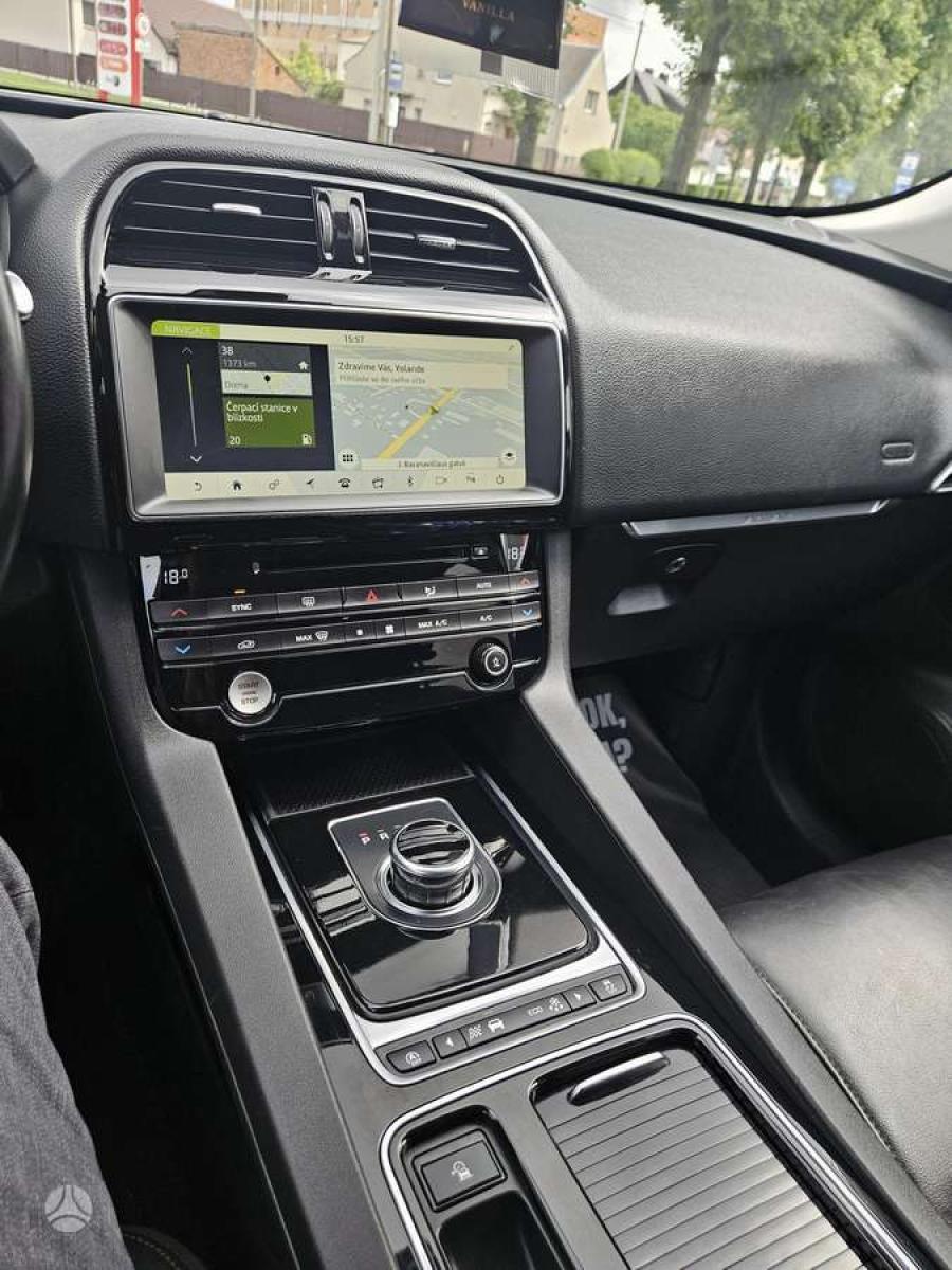 Melns Jaguar F-Pace 2018 Šauļi, ar dzinēja tilpumu 2.00 L un nobraukumu 224 tūkst. km par 13450 €, foto 20 vietnē AUTOMOTO.COM.LV
