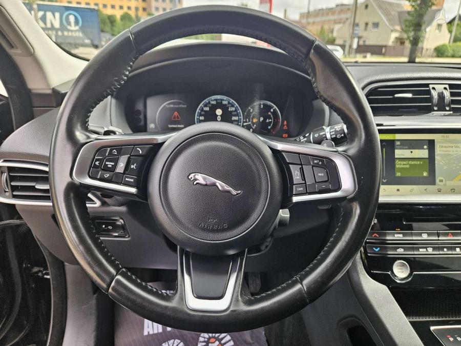 Melns Jaguar F-Pace 2018 Šauļi, ar dzinēja tilpumu 2.00 L un nobraukumu 224 tūkst. km par 13450 €, foto 22 vietnē AUTOMOTO.COM.LV