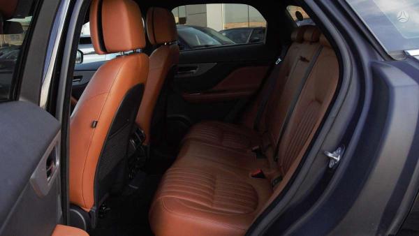 Melns Jaguar F-Pace 2018 Viļņa, ar dzinēja tilpumu 2.00 L un nobraukumu 149 tūkst. km par 18000 €, foto 6 vietnē AUTOMOTO.COM.LV