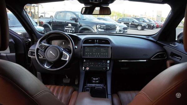 Melns Jaguar F-Pace 2018 Viļņa, ar dzinēja tilpumu 2.00 L un nobraukumu 149 tūkst. km par 18000 €, foto 7 vietnē AUTOMOTO.COM.LV