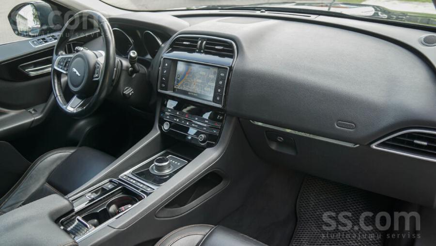 Melns Jaguar F-Pace 2018 Rīga, ar dzinēja tilpumu 2.00 L un nobraukumu 148 tūkst. km par 13950 €, foto 14 vietnē AUTOMOTO.COM.LV