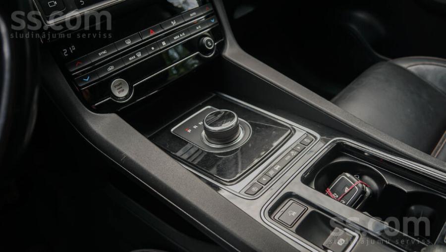 Melns Jaguar F-Pace 2018 Rīga, ar dzinēja tilpumu 2.00 L un nobraukumu 148 tūkst. km par 13950 €, foto 16 vietnē AUTOMOTO.COM.LV
